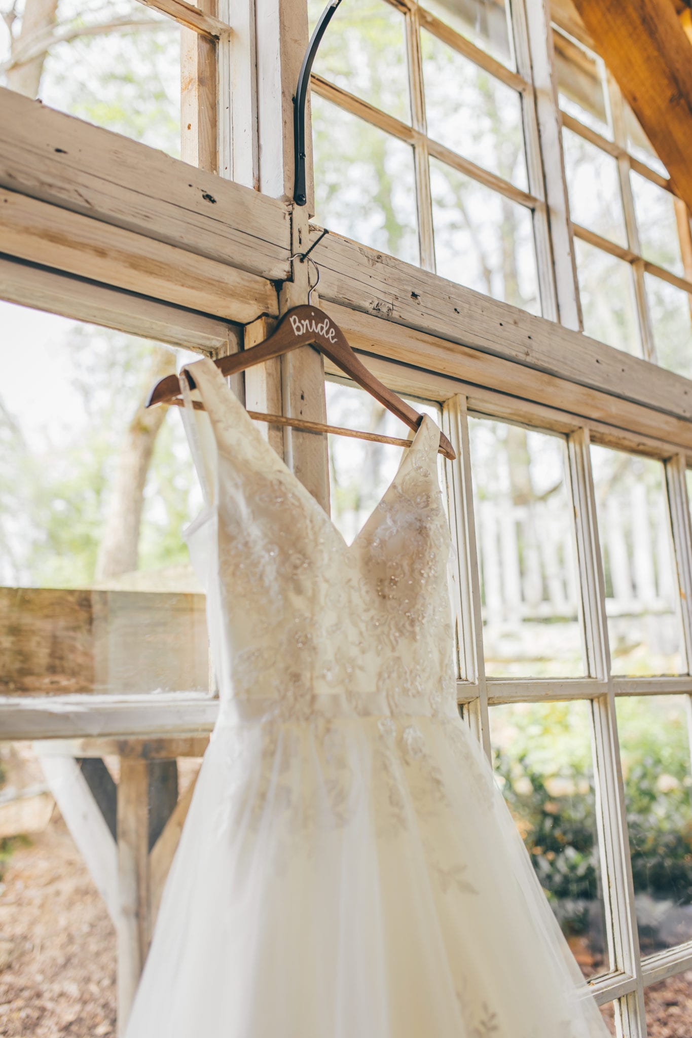 10 Items Everyone Needs on Their Wedding Day | caitlindphotos.com