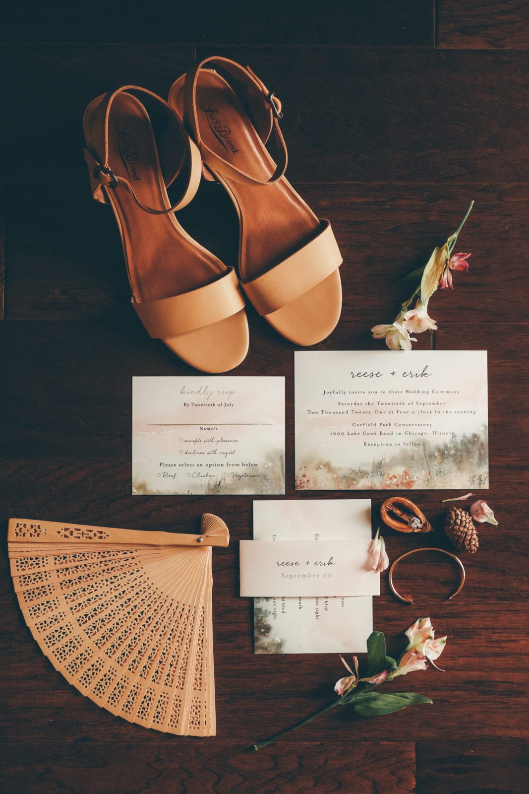 10 Items Everyone Needs on Their Wedding Day | caitlindphotos.com