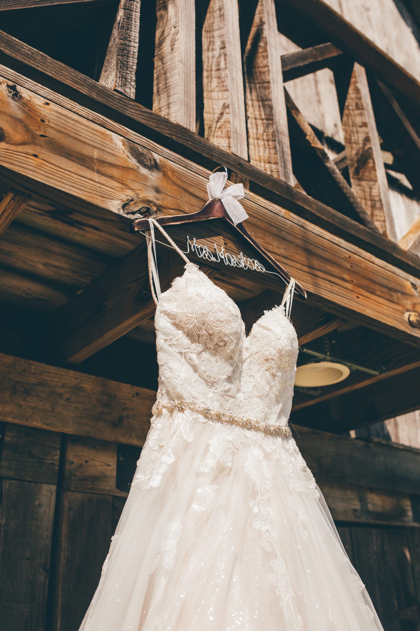 10 Items Everyone Needs on Their Wedding Day | caitlindphotos.com